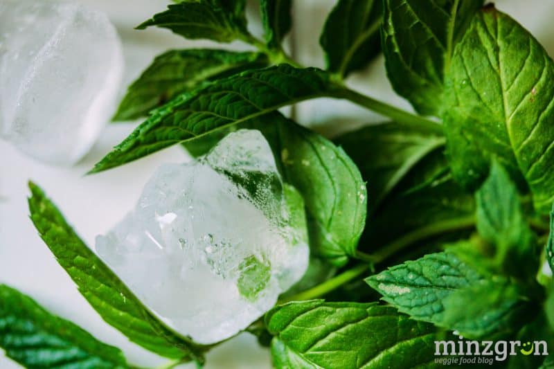 Matcha-Minz Eistee mit Limette - minzgrün